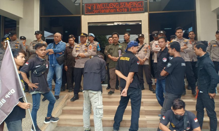 Desak Pengukuran Ulang, Ratusan Masa FKRM Geruduk BPN Kota Tasik ... Desak Pengukuran Ulang, Ratusan Masa FKRM Geruduk BPN Kota Tasik ...